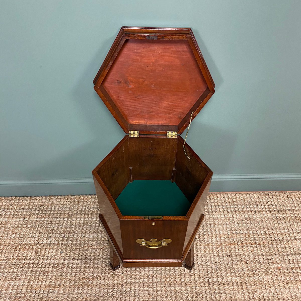 Georgian Mahogany Cross-Banded Antique Cellarette - Antiques World